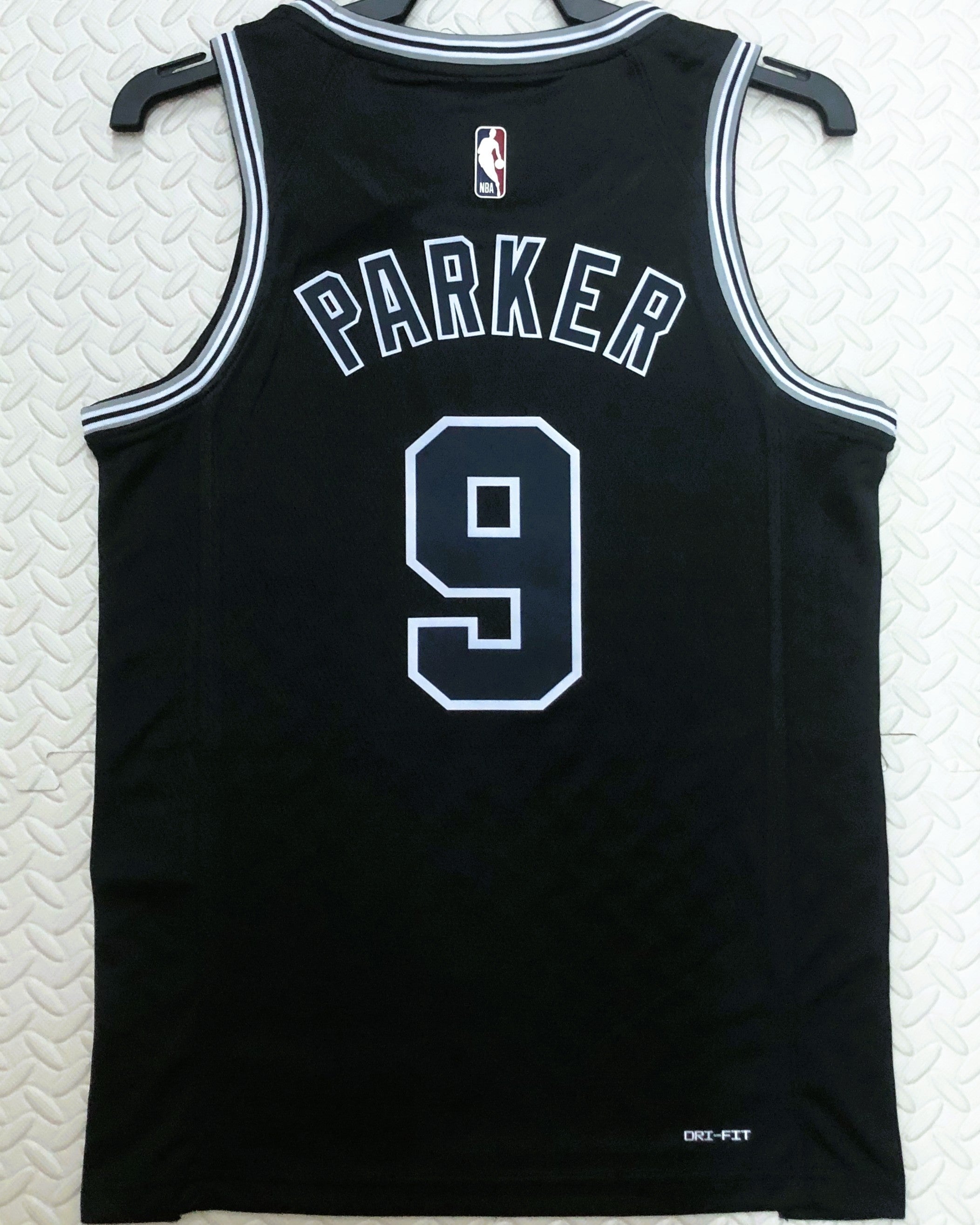 PARKER TONY (SAS) – Eleven Store